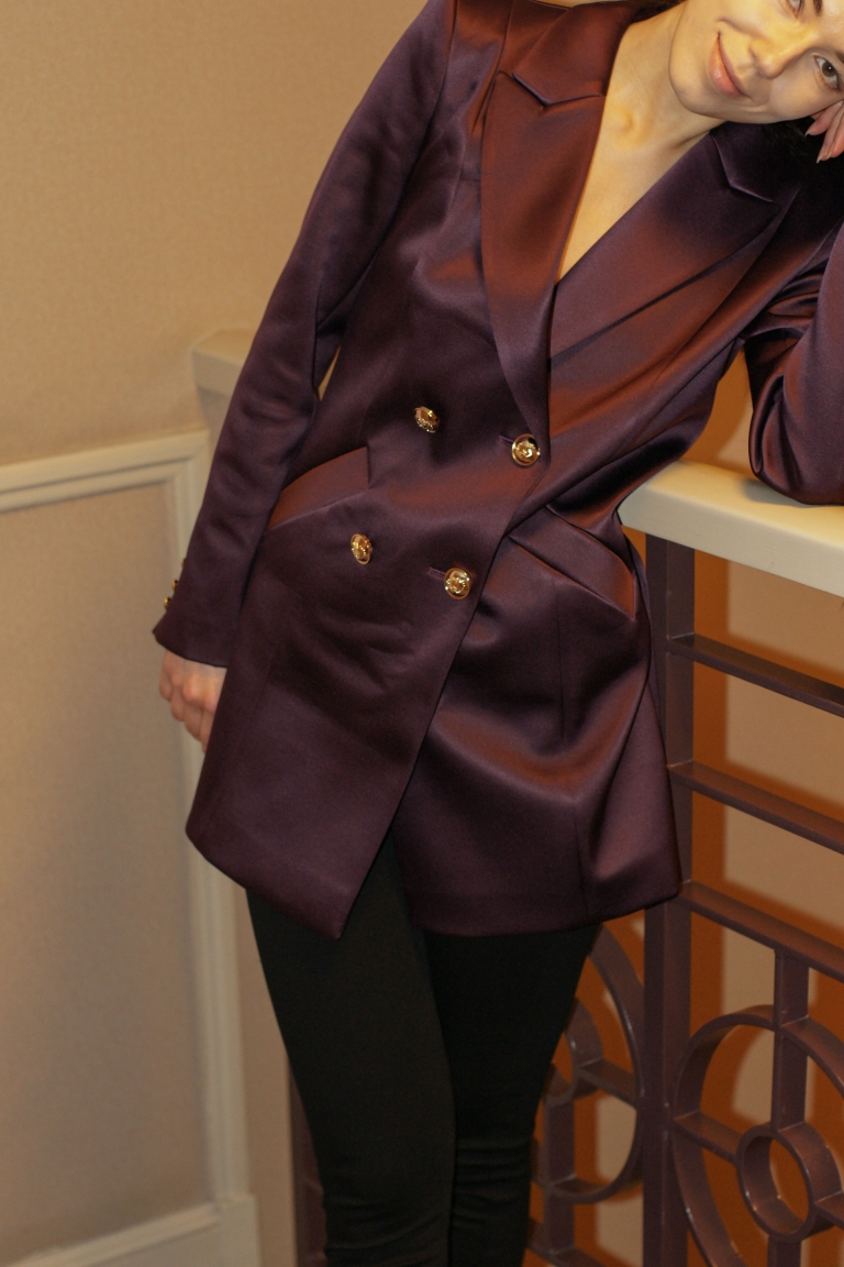 Two Undeniably Chic Ways To Wear A Satin Blazer - BRONDEMA
